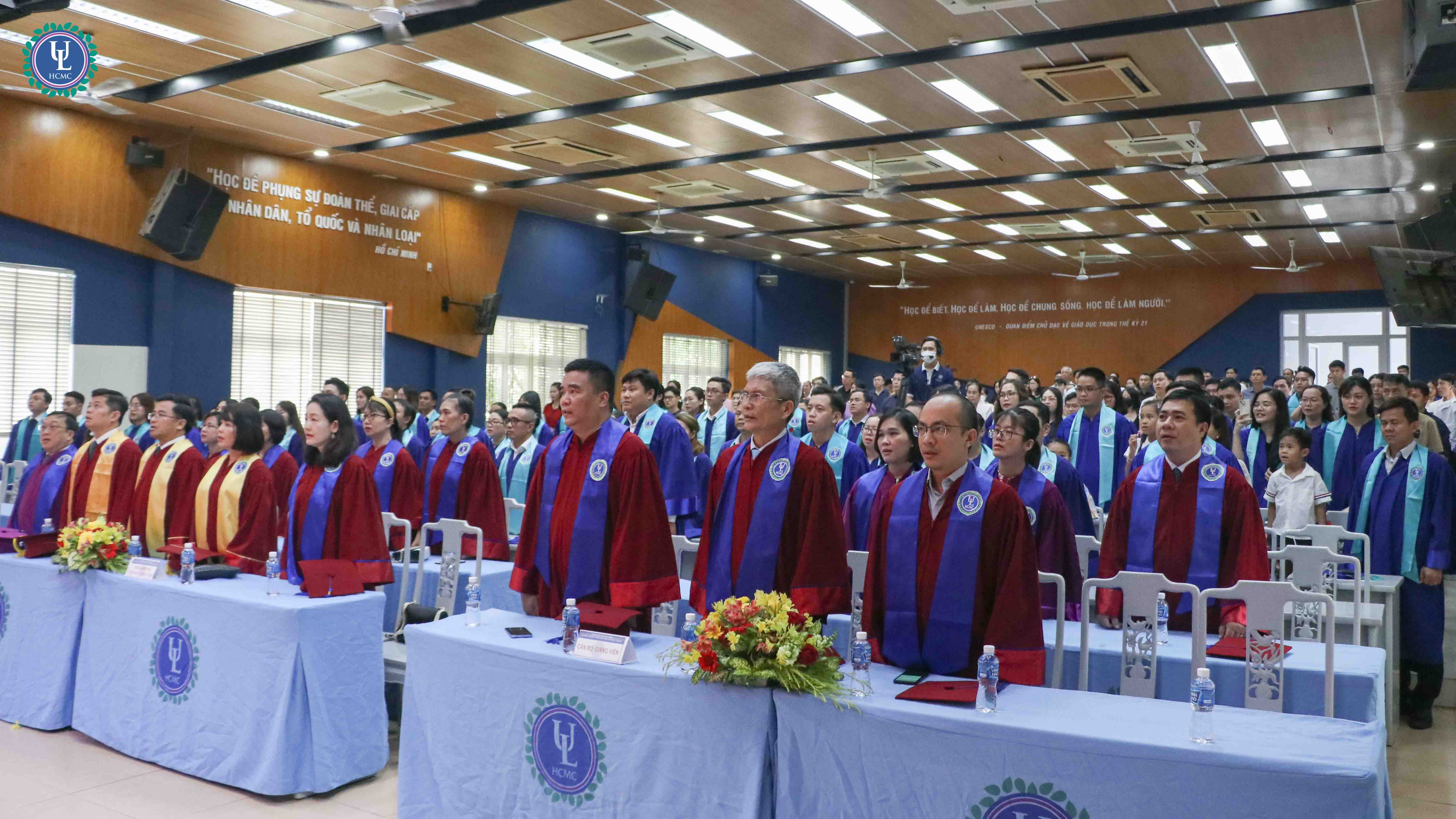 Lễ Tốt nghiệp và Trao bằng cử nhân Luật hình thức đào tạo chính quy Khóa 12 VB2